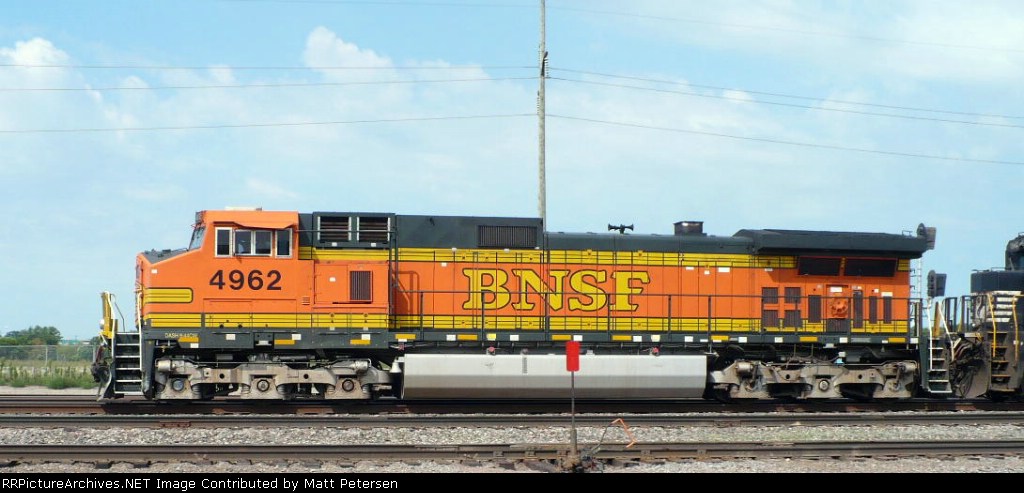 BNSF 4962